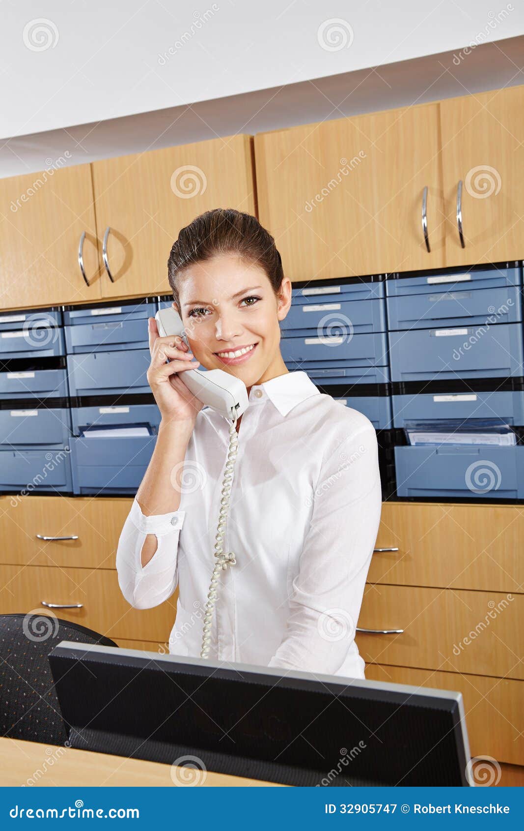 Receptionist I Sjukhuset Som Tar Appell Fotografering för Bildbyråer ...