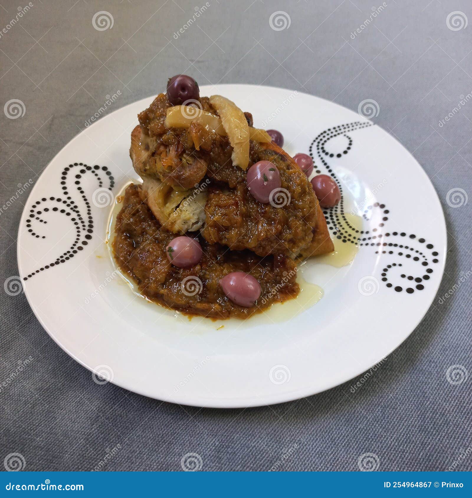 Recette Marocaine Djaj Mqualli Image stock - Image du assiette ...