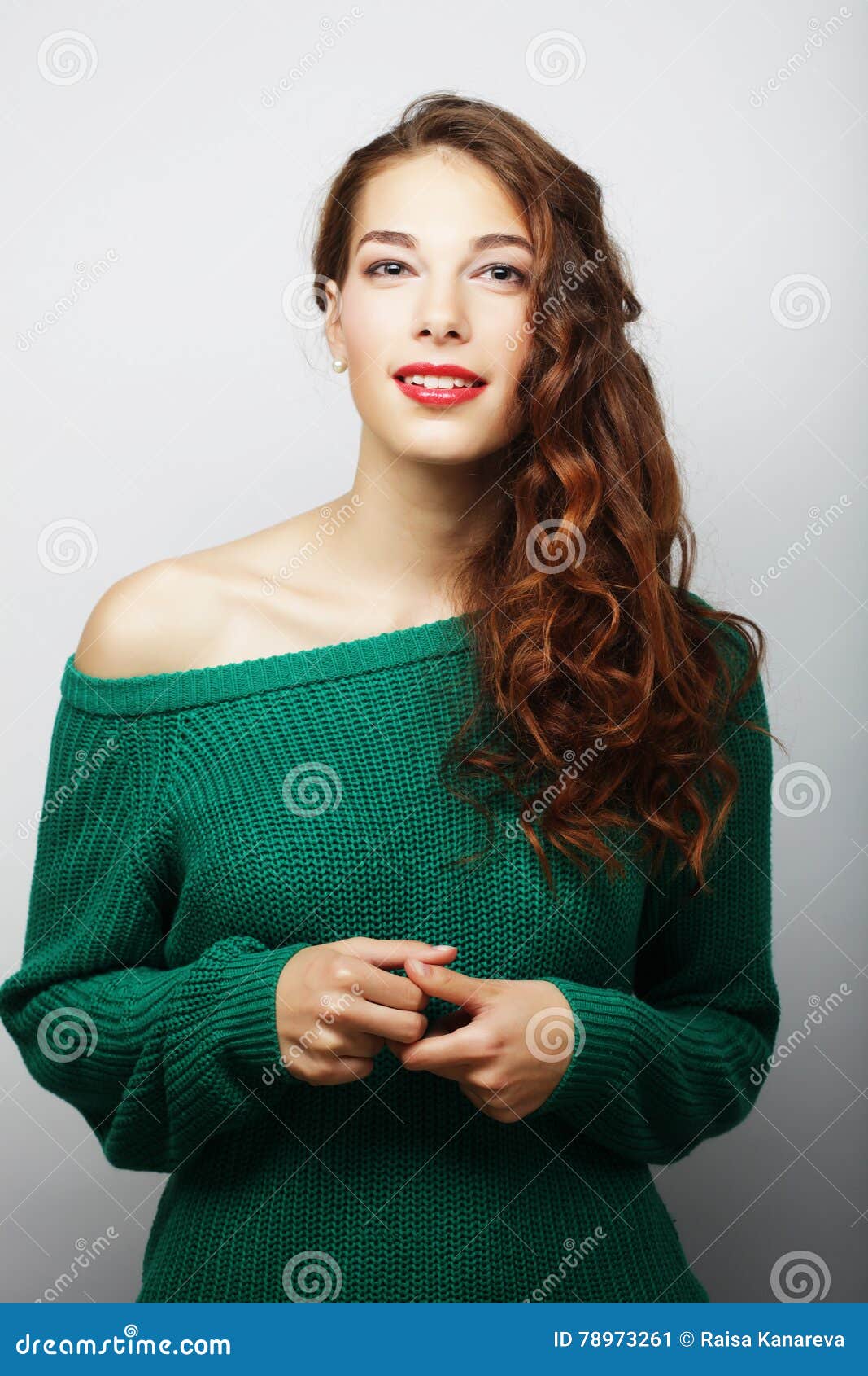 Recht Junge Blonde Frau Mit Dem Gelockten Haar Stockbild Bild Von