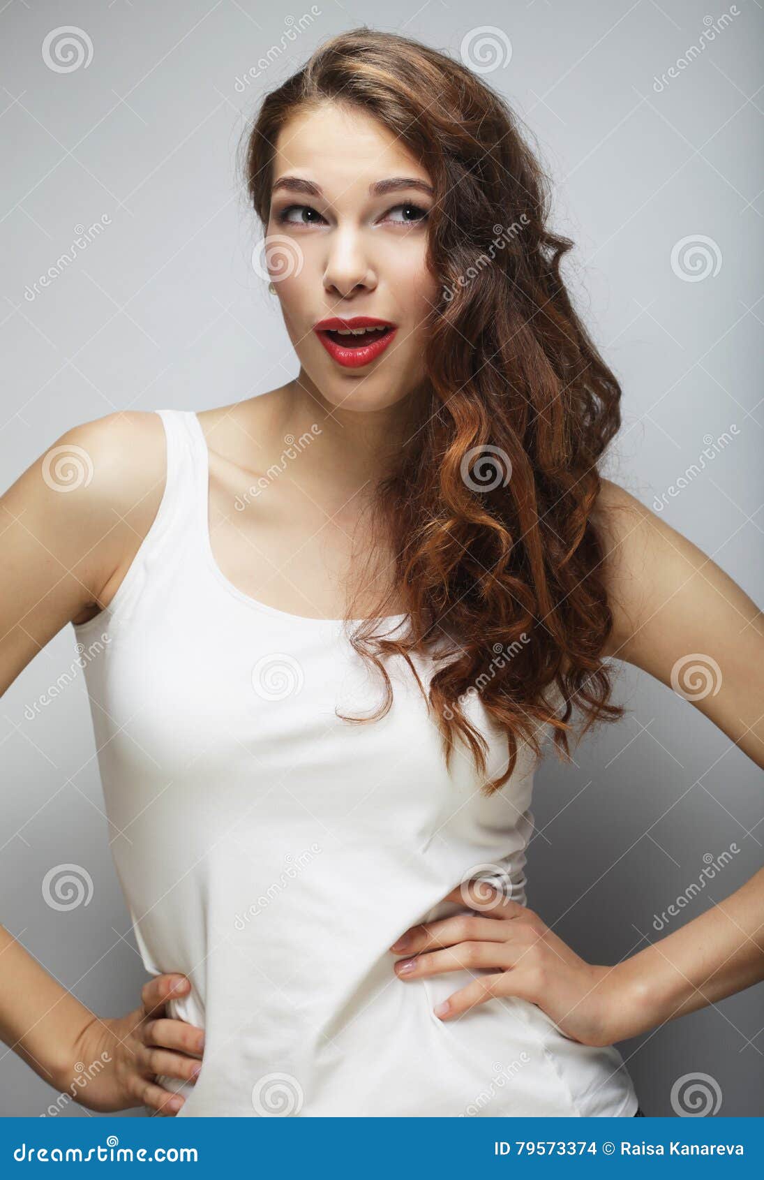 Recht Junge Blonde Frau Mit Dem Gelockten Haar Stockfoto - Bild von ... Recht Junge Blonde Frau Mit Dem Gelockten Haar Stockfoto - Bild von ...