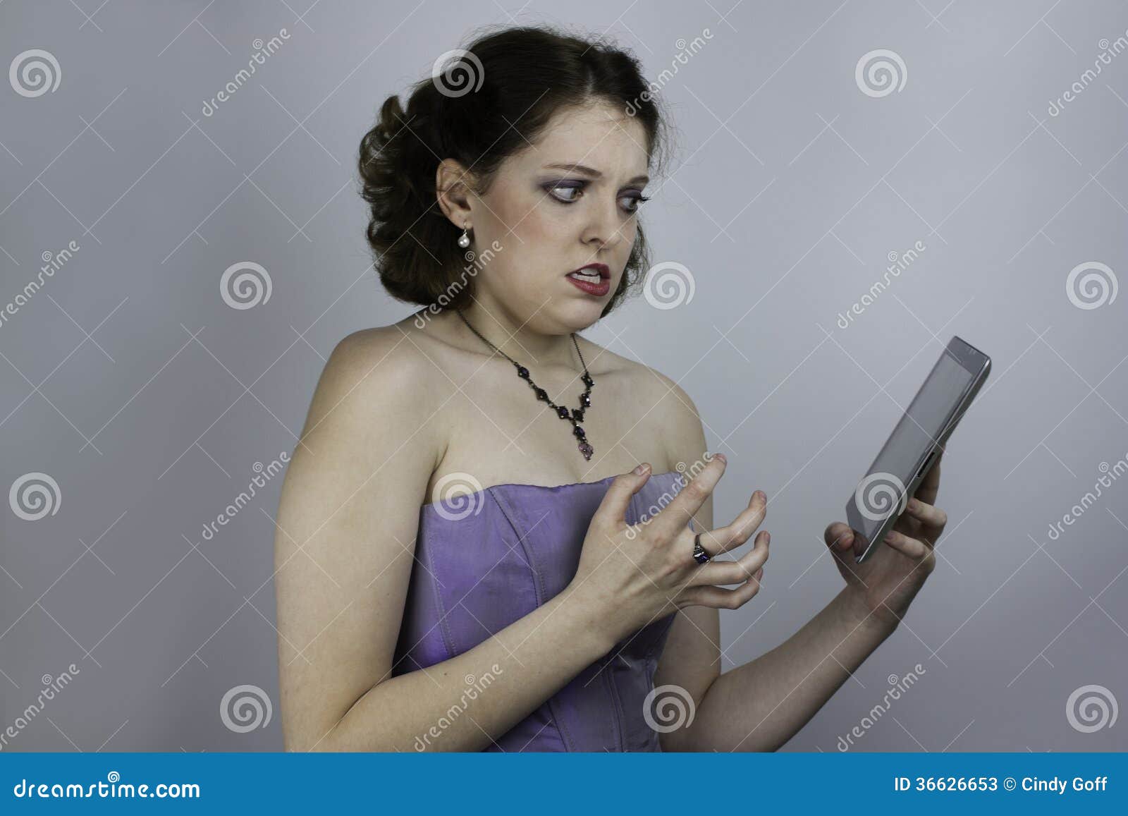 Recht Junge Frau Frustriert Durch Tablette Stockbild - Bild von hände ...