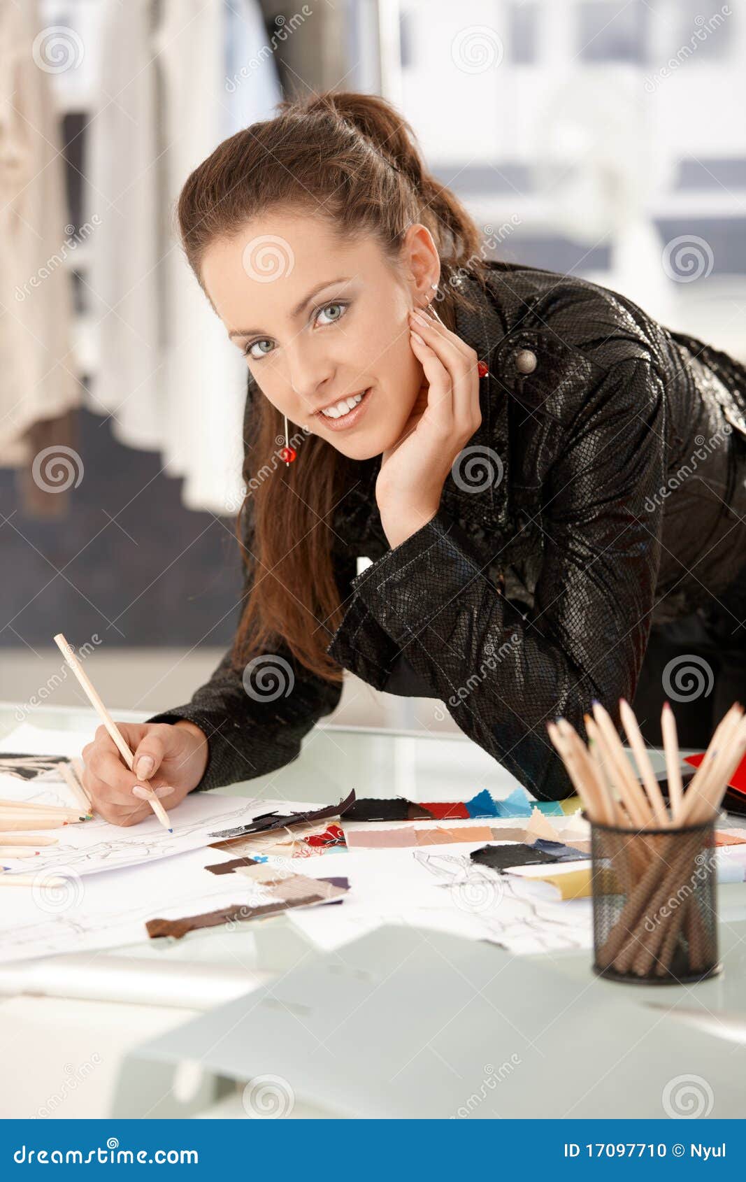 Recht Junger Modedesigner, Der Im Studio Arbeitet Stockfoto - Bild von ...