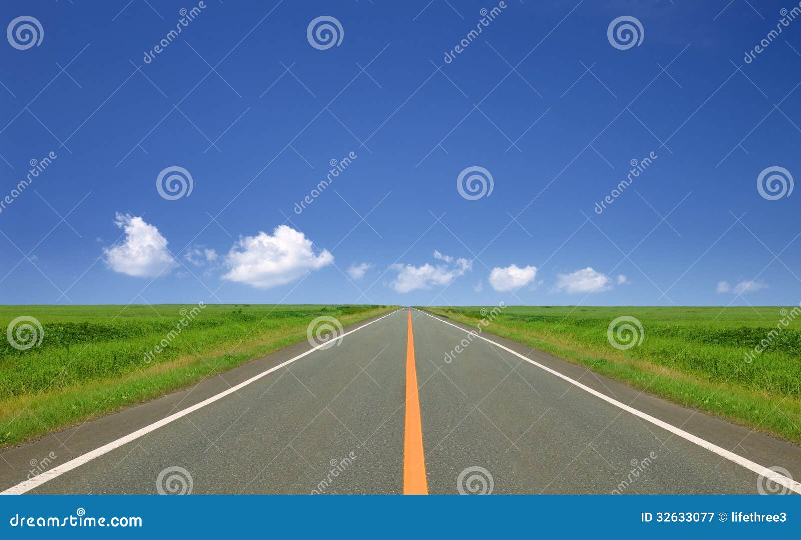 Rechte weg stock afbeelding. Image of lente, heuvel, wolken - 32633077