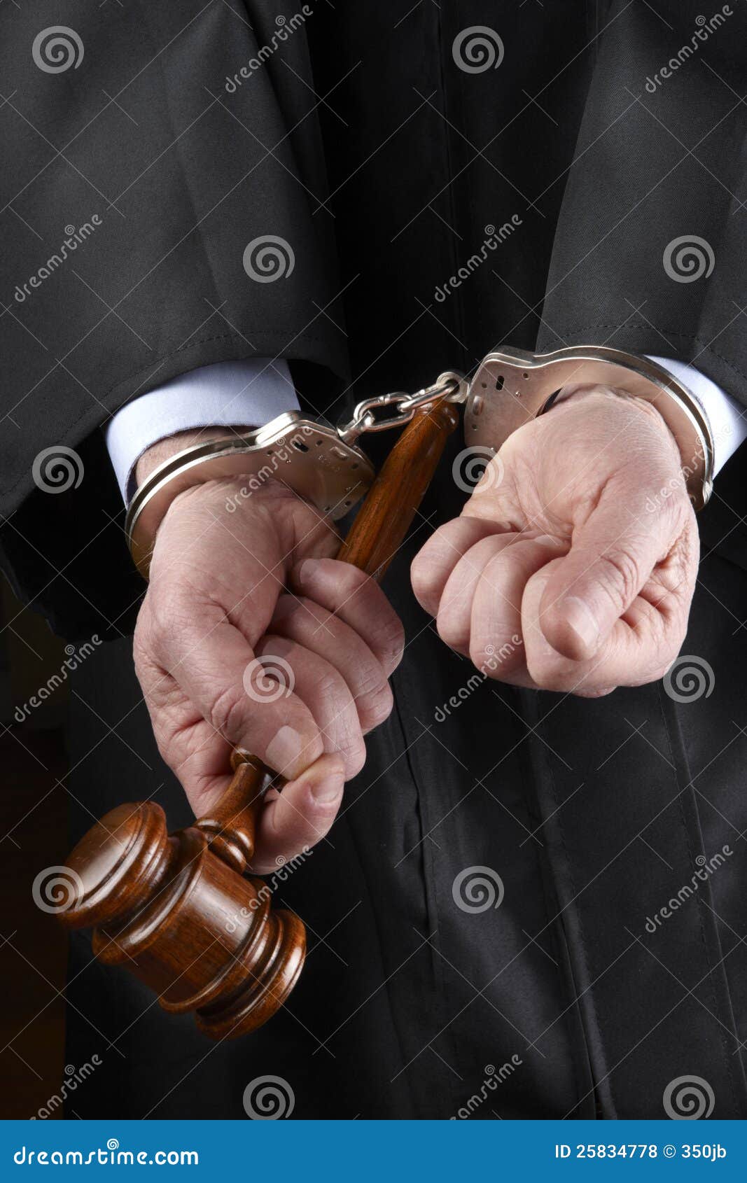 Rechter Met Hamer in Handcuffs Stock Foto - Image of defensie, rechter ...