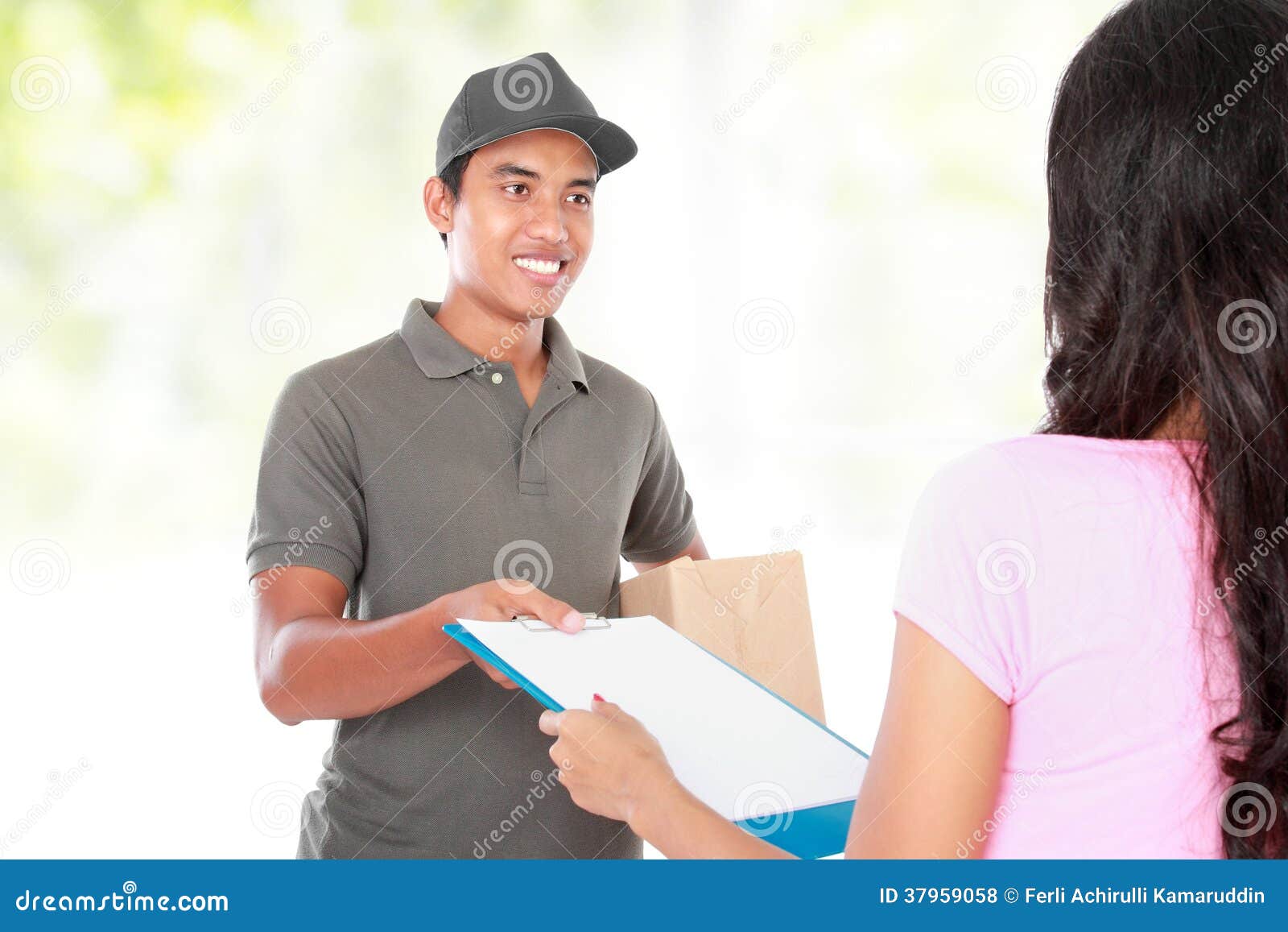 Recibiendo Un Paquete En Casa Foto de archivo - Imagen de servicio ...