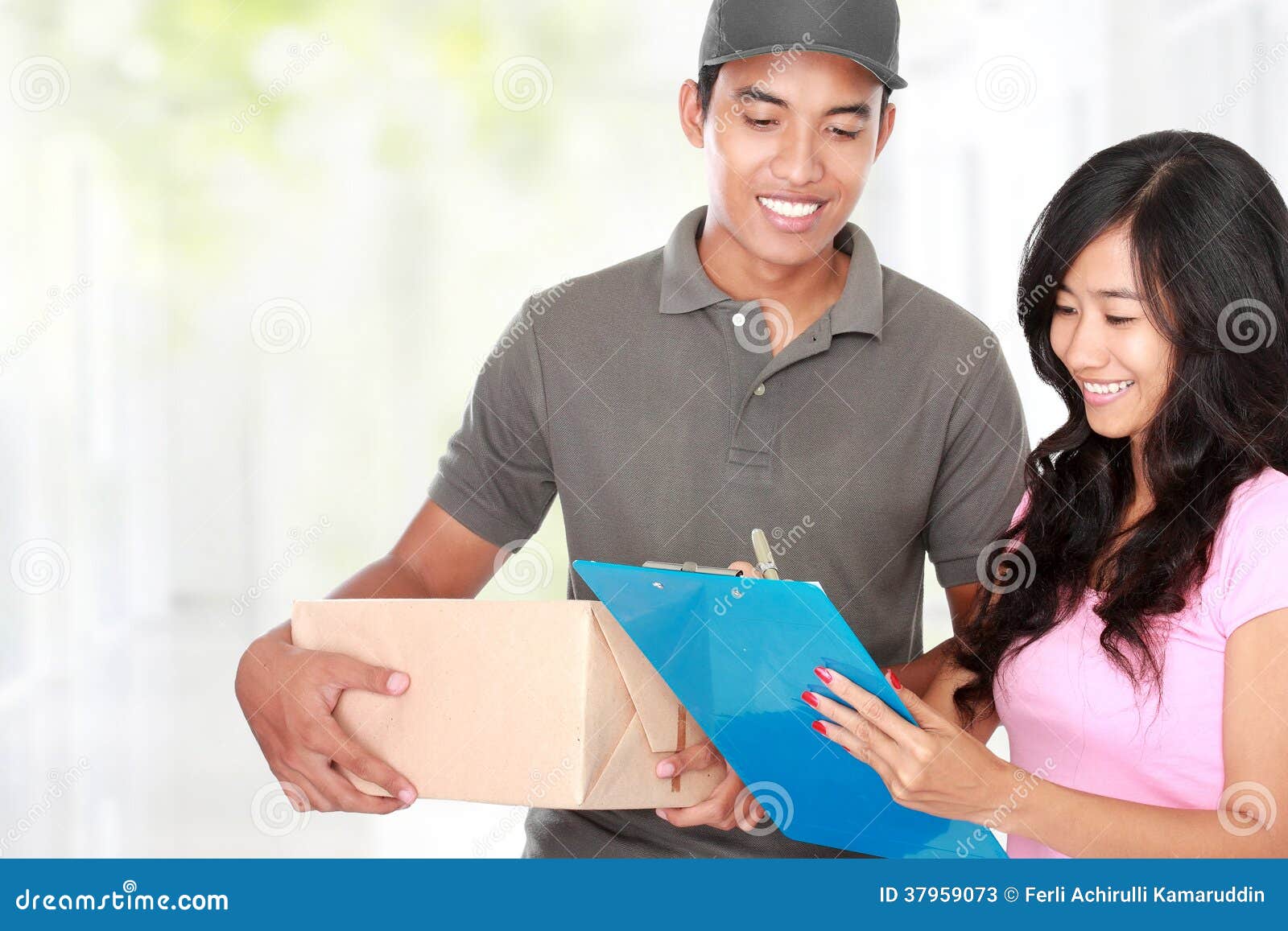 Recibiendo Un Paquete En Casa Imagen de archivo - Imagen de conjunto ...