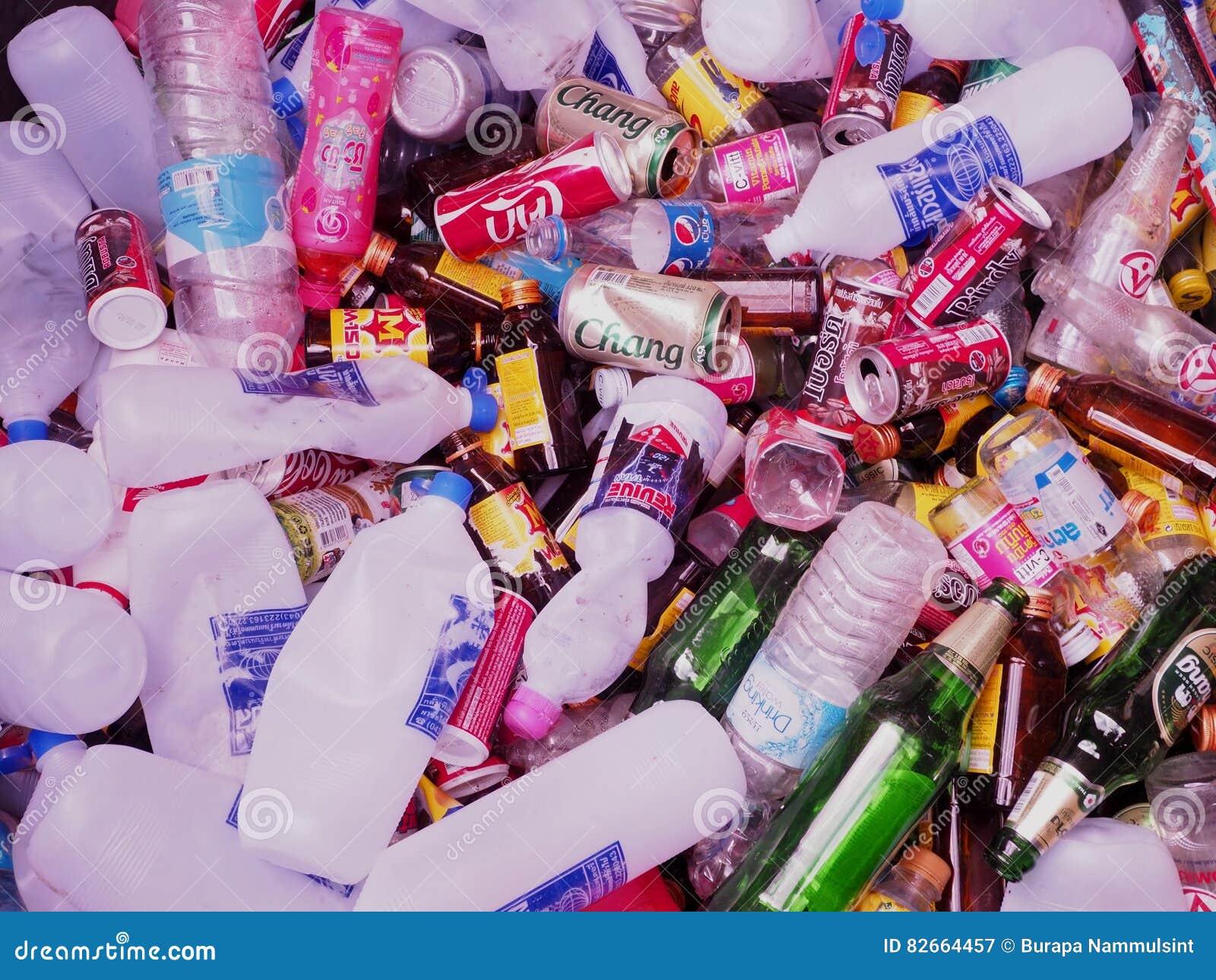 Reciclaje De La Basura Y De La Basura Reutilizable Fotografía editorial ...