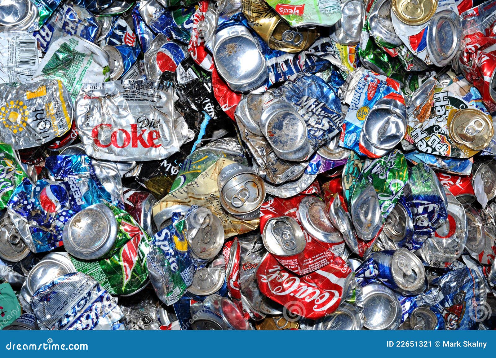 Reciclaje De Las Latas De Aluminio Usadas Foto editorial - Imagen: 22651321