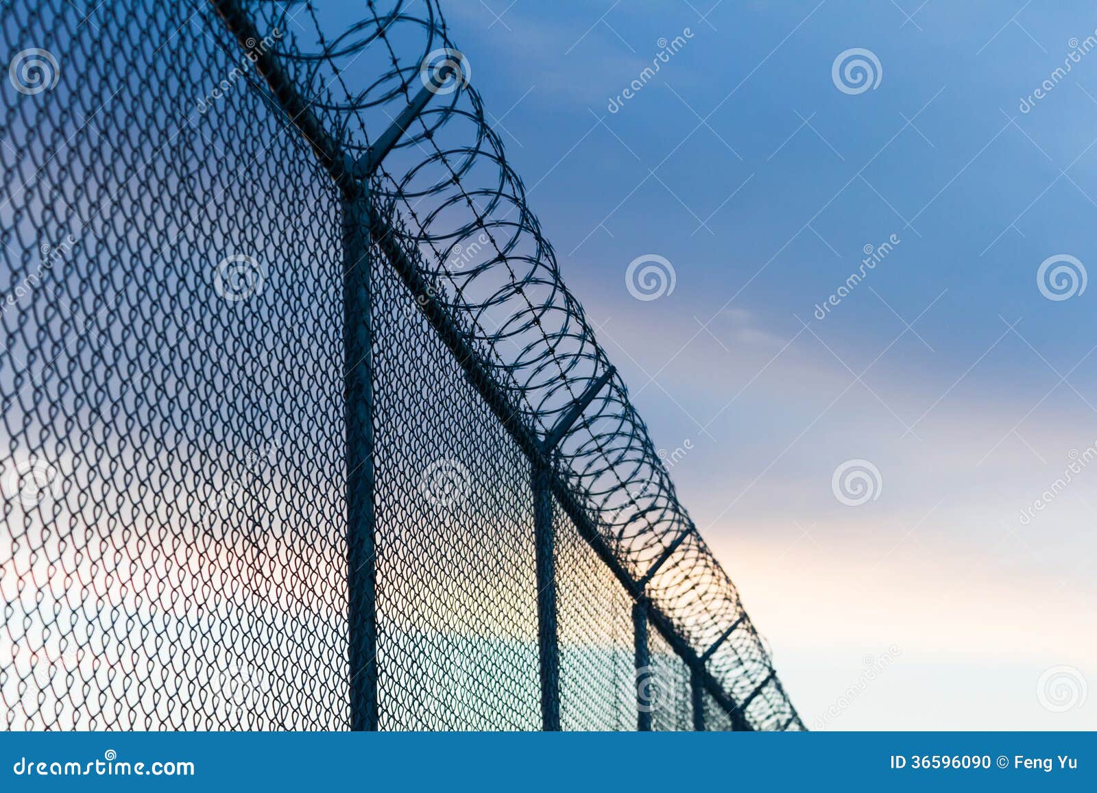 Recinto del filo spinato fotografia stock. Immagine di protezione ...