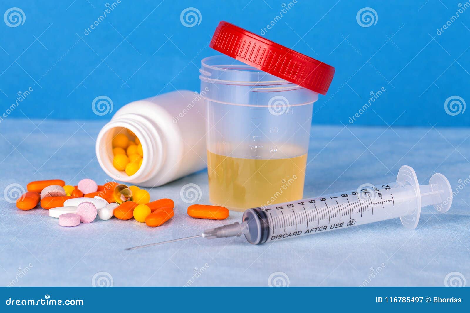 Recipiente Da Urina, Seringa E Comprimidos Coloridos Imagem de Stock ...