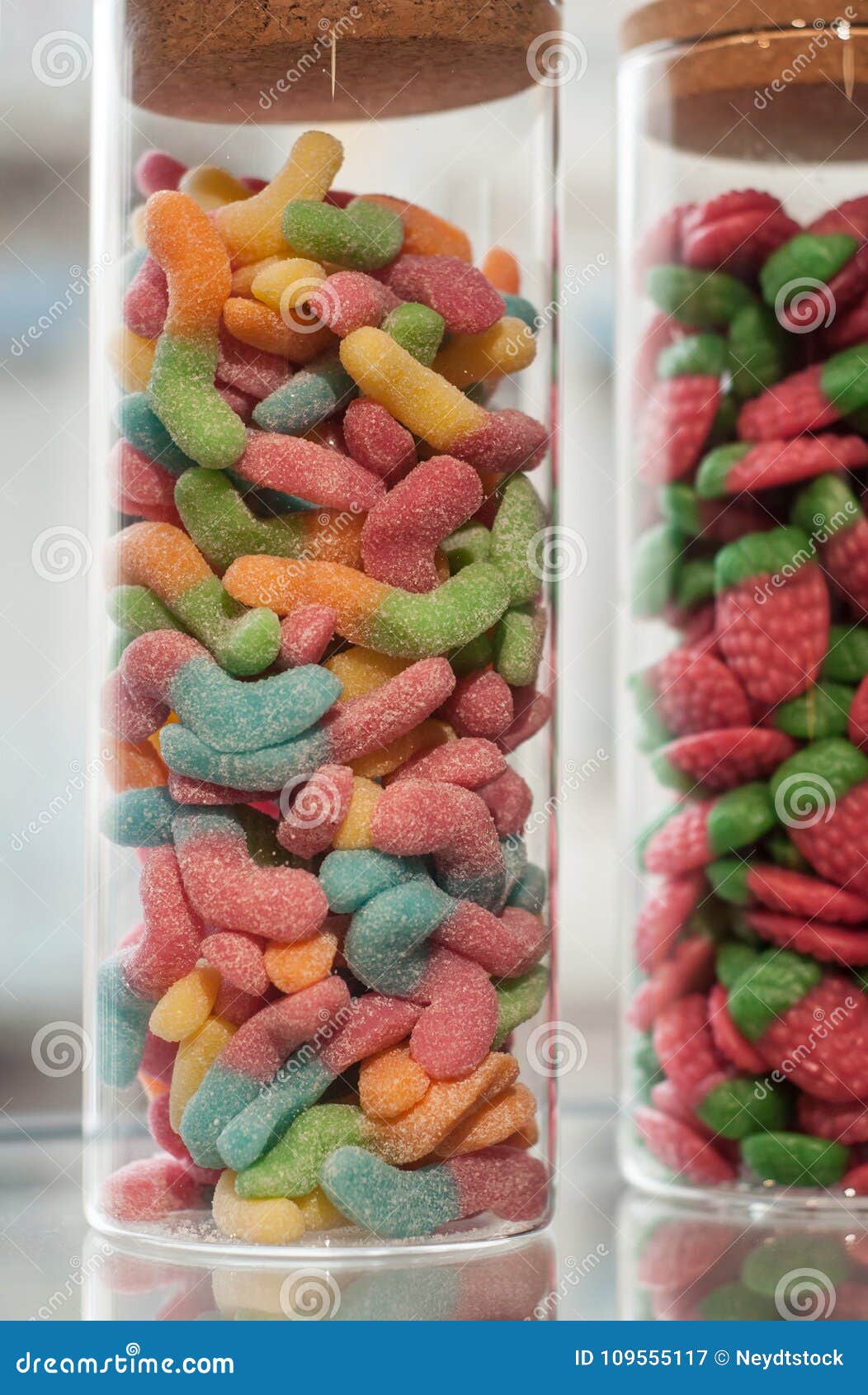 Recipiente Transparente Dos Doces Tradicionais No Confecti Imagem de ...