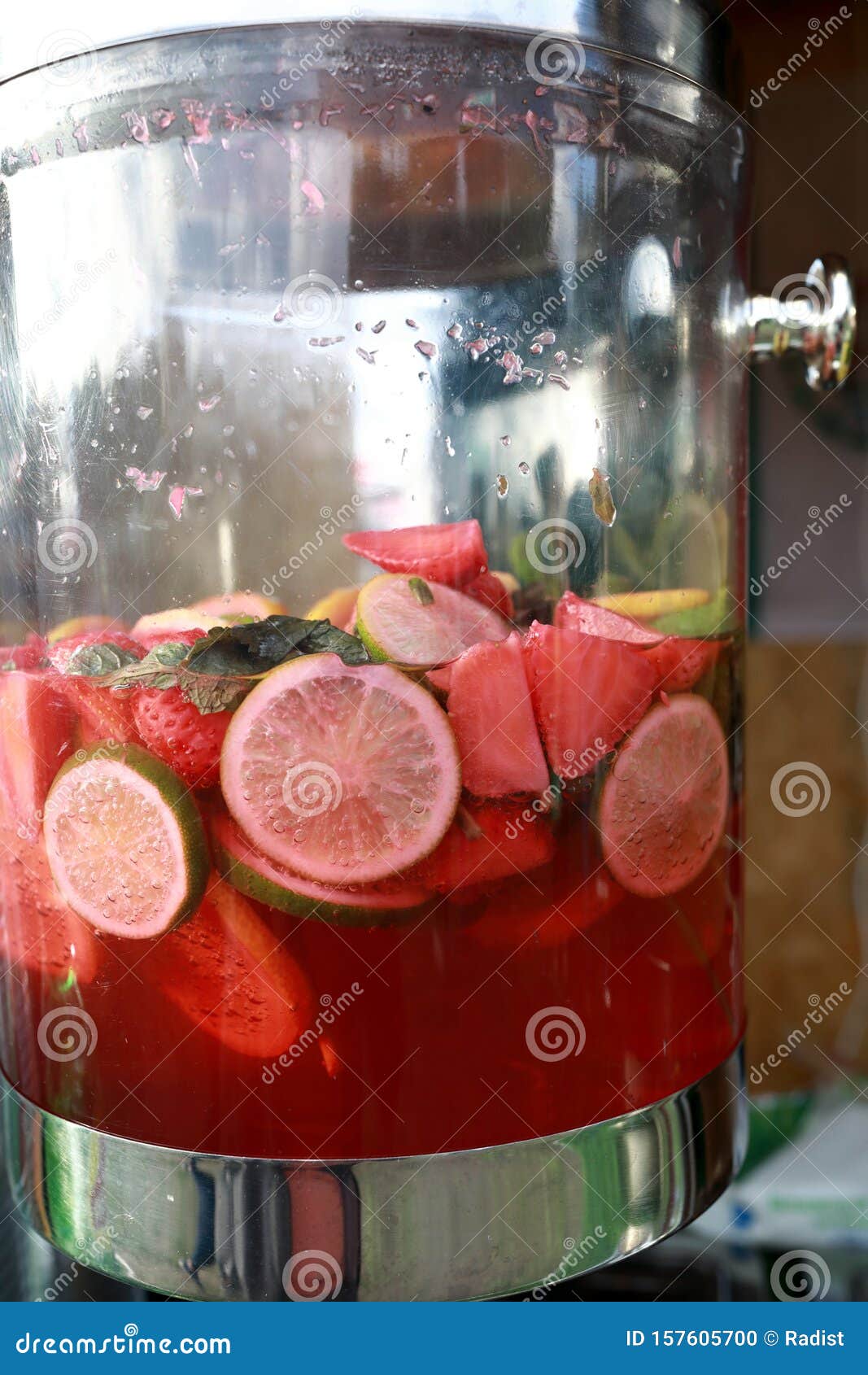 Recipientes De Vidro Com Limonada De Frutos E Bagas Foto de Stock ...