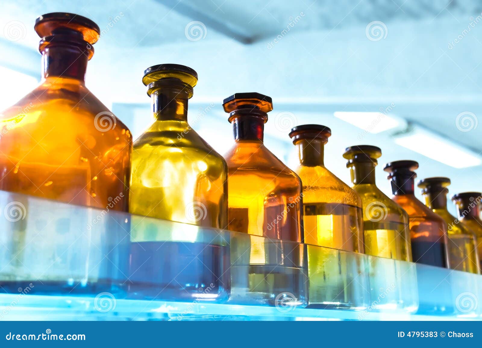 Recipientes en laboratorio imagen de archivo. Imagen de recipientes ...