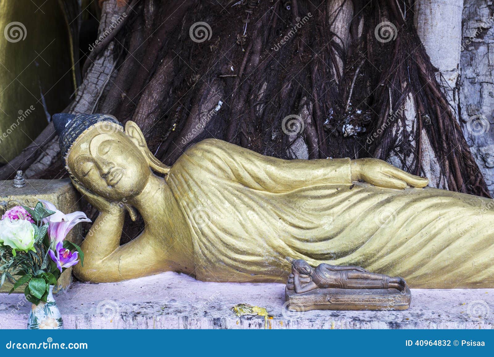 Reclining buddha statue stock photo. Image of architecture - 40964832