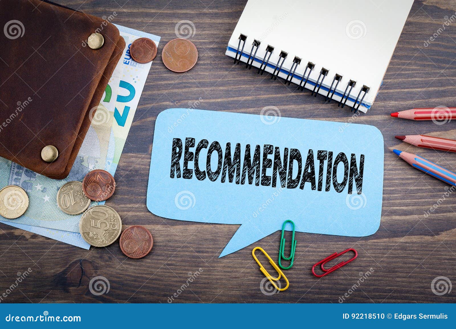 Recommendation Concept. Speech Bubble on a Dark Textured Wooden ...