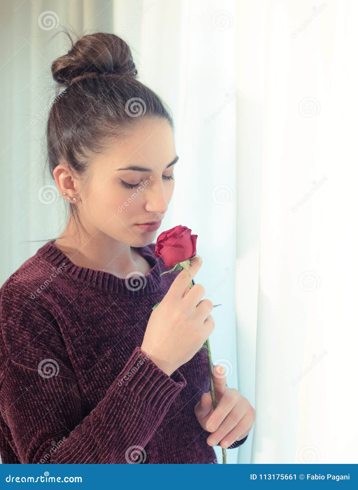 Recordando a La Mujer Joven Del Concepto Del Amor Solamente Imagen de ...