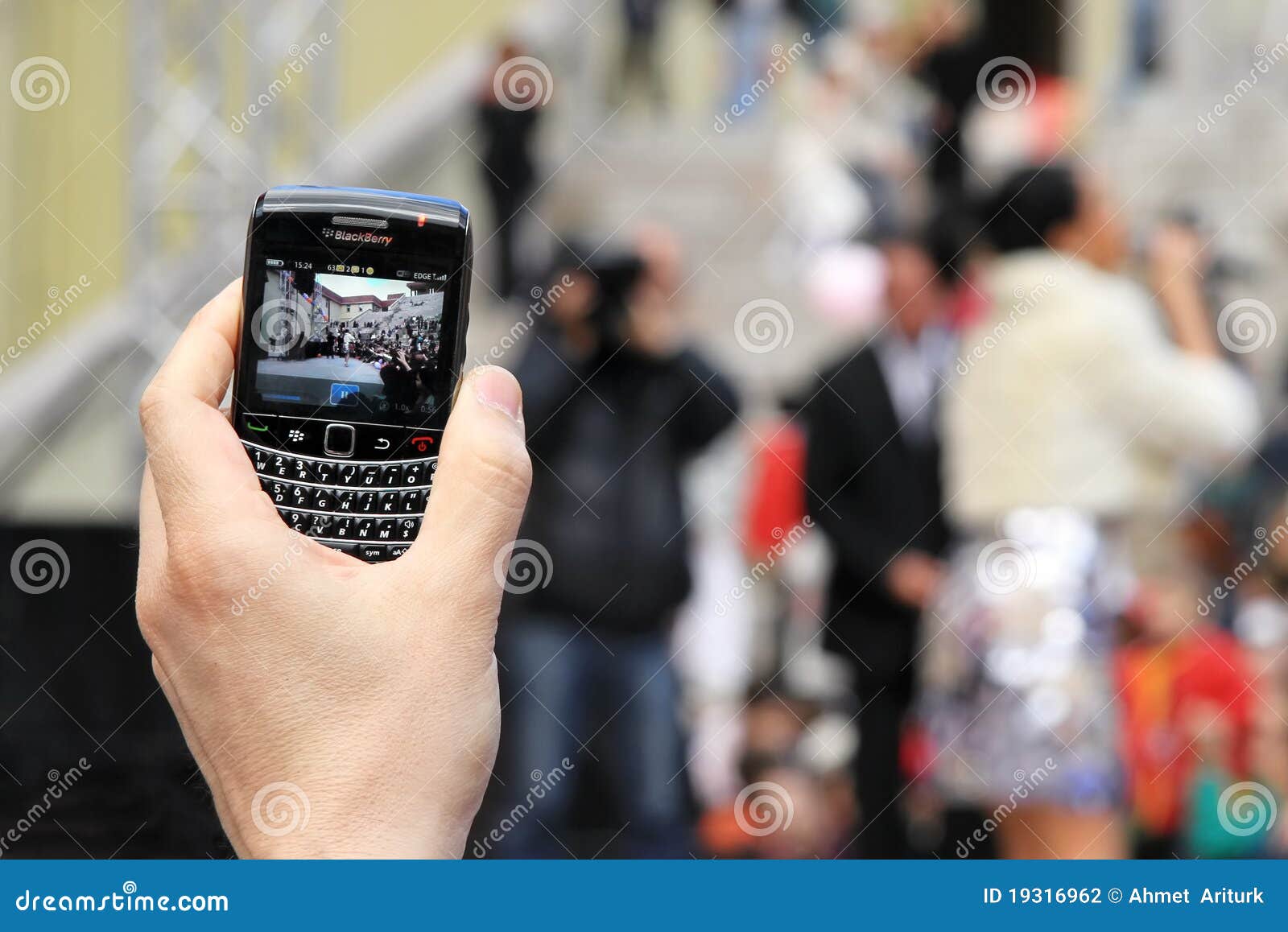 Records by mobile phone editorial photography. Image of live - 19316962