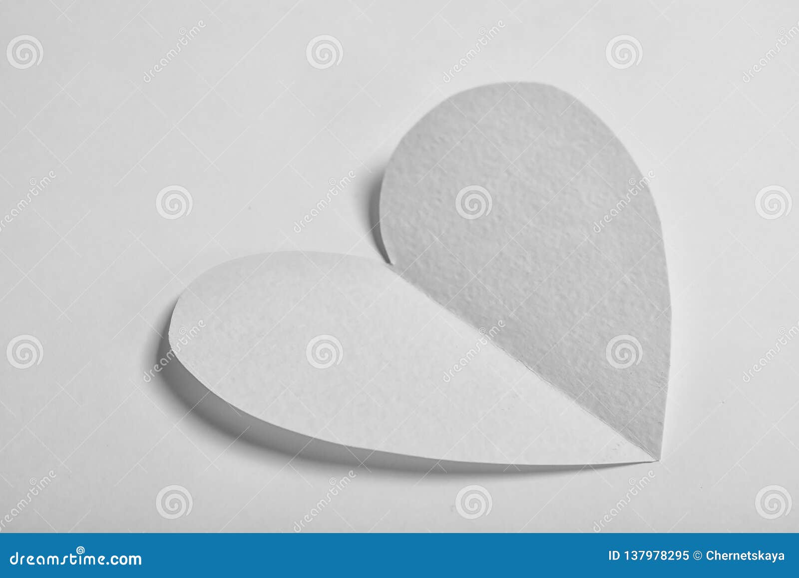 Recorte De Papel En Forma De Corazón En Blanco Imagen de archivo ...