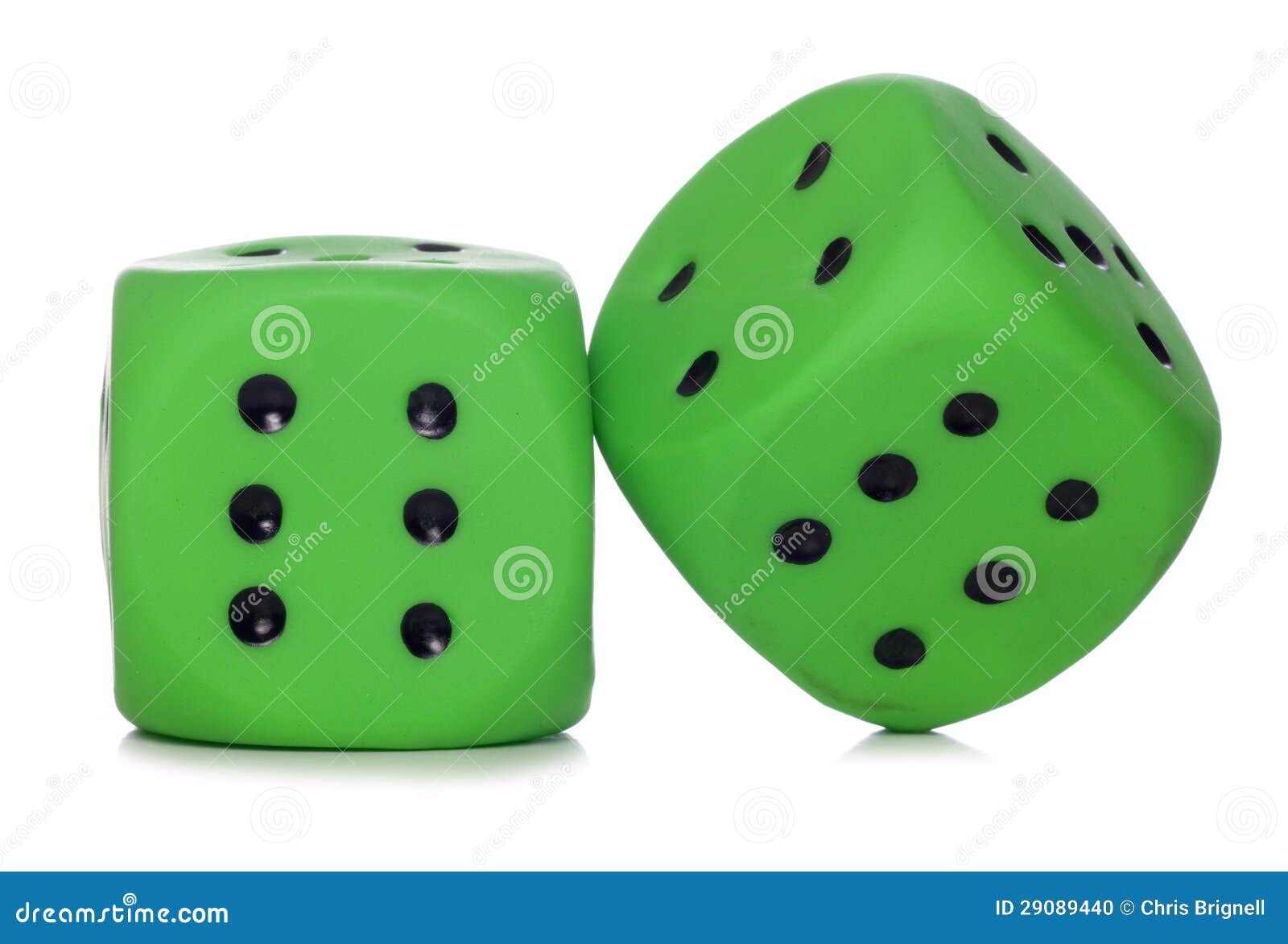 Recorte verde de dos dados foto de archivo. Imagen de recorte - 29089440