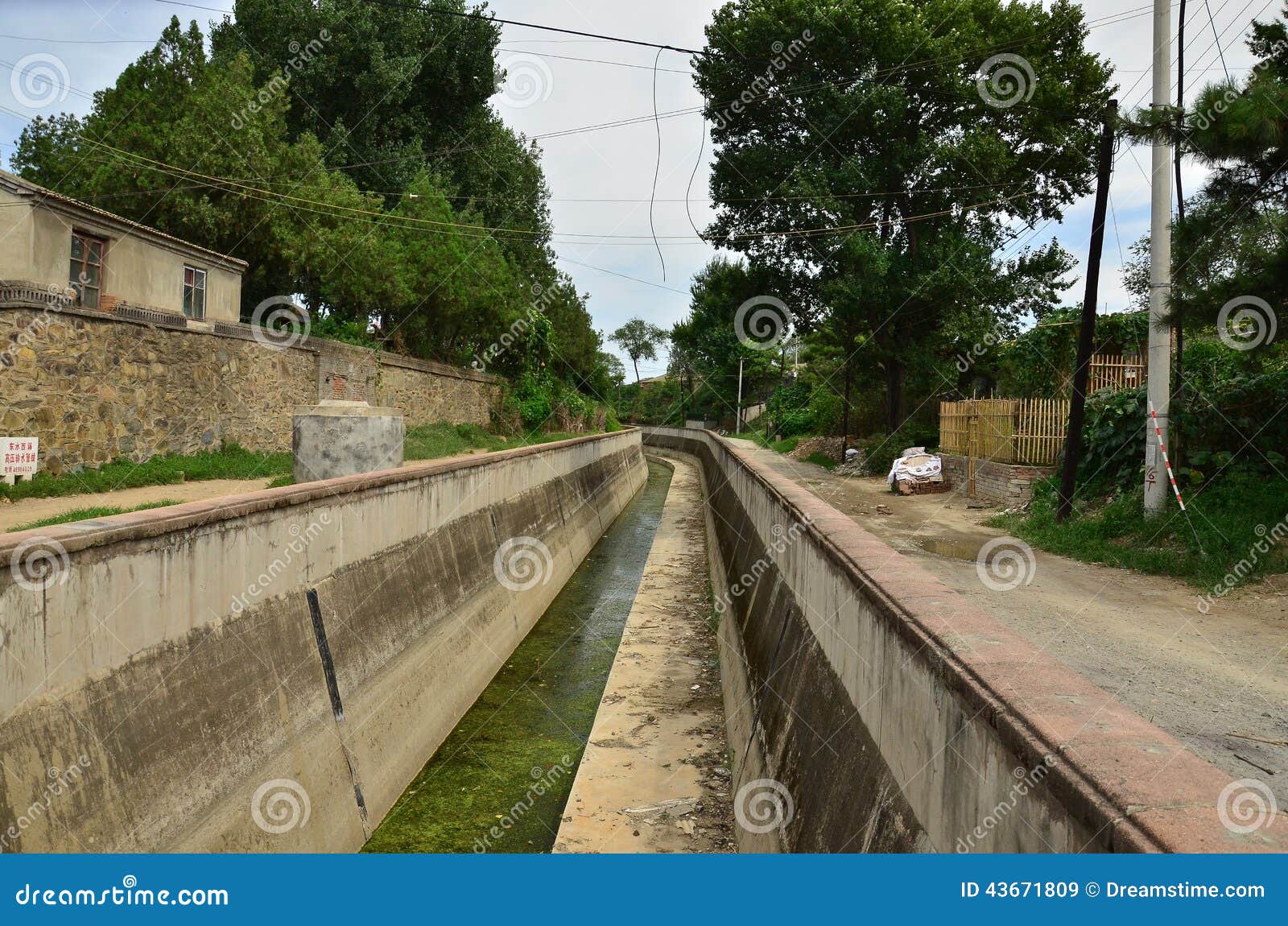 Rectilinear dry canal stock image. Image of rectilinear - 43671809