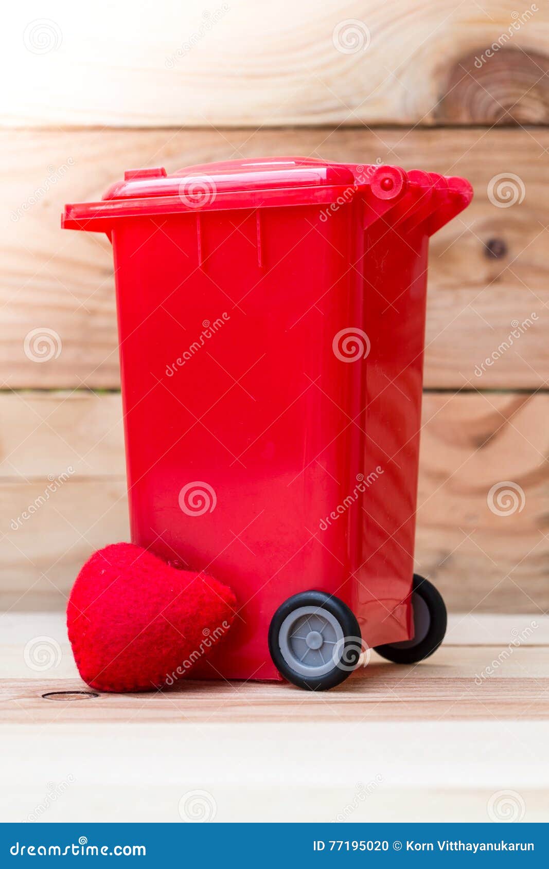 Recycle Trash Bin With Heart Stock Photo - Image of earth, nature: 77195020