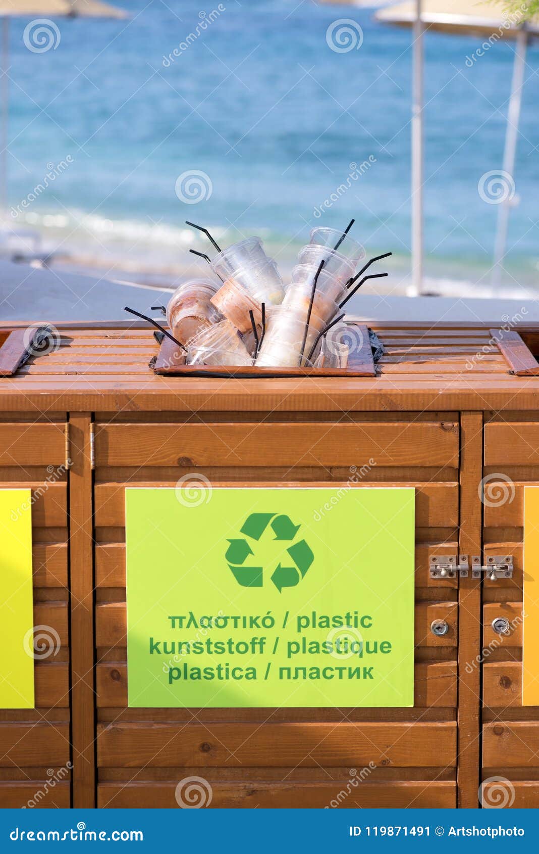 Recycleer Bak Voor Plastiek Stock Afbeelding - Image of verwijdering ...