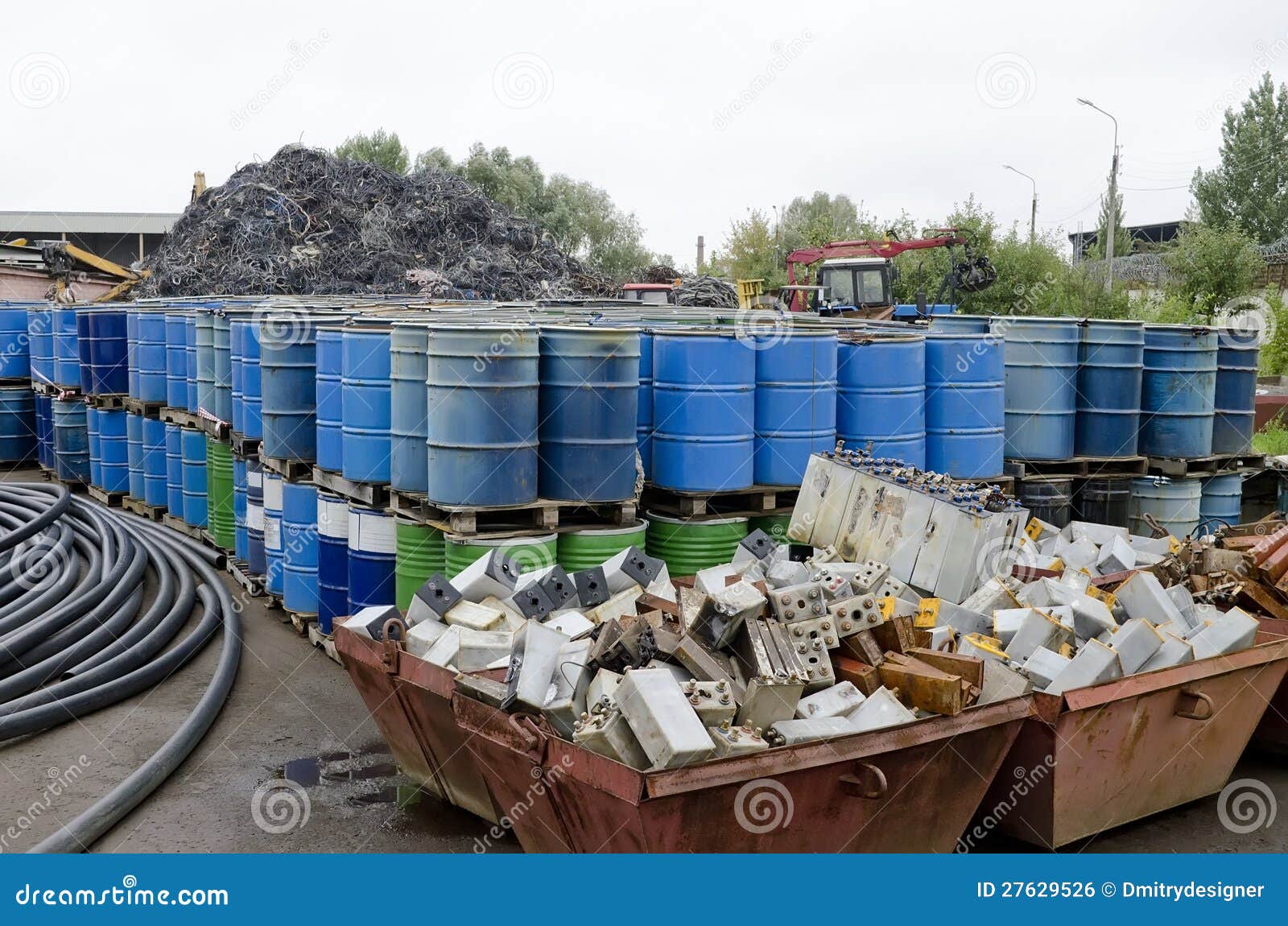 Recyclerende schroot stock foto. Image of industrie, autokerkhof - 27629526