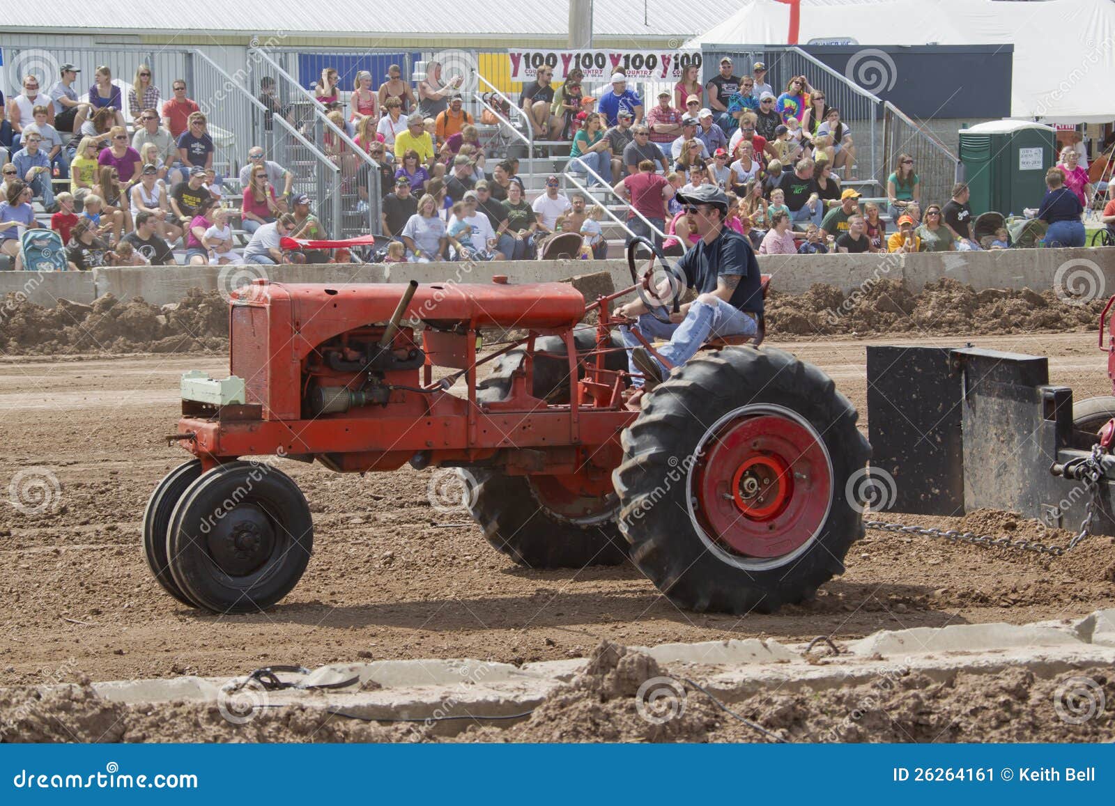 Red Allis Chalmers Tractor editorial photo. Image of pulling - 26264161