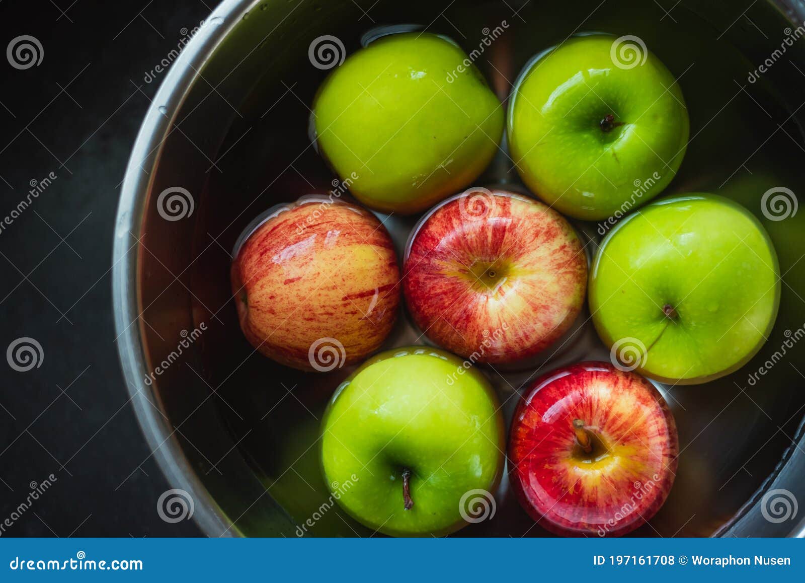 Red Apple and Green Apple Cleaning in a Bowl Stock Photo - Image of ...