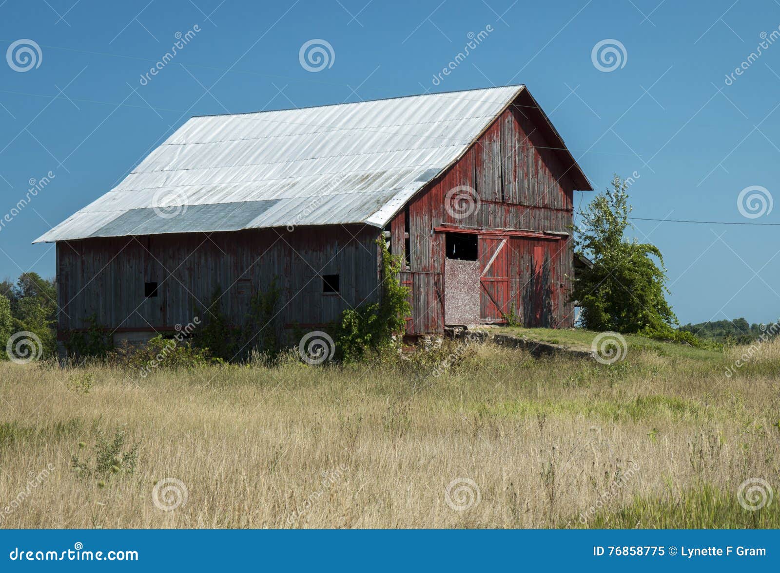 Red Barn editorial image. Image of decay, broken, aged - 76858775