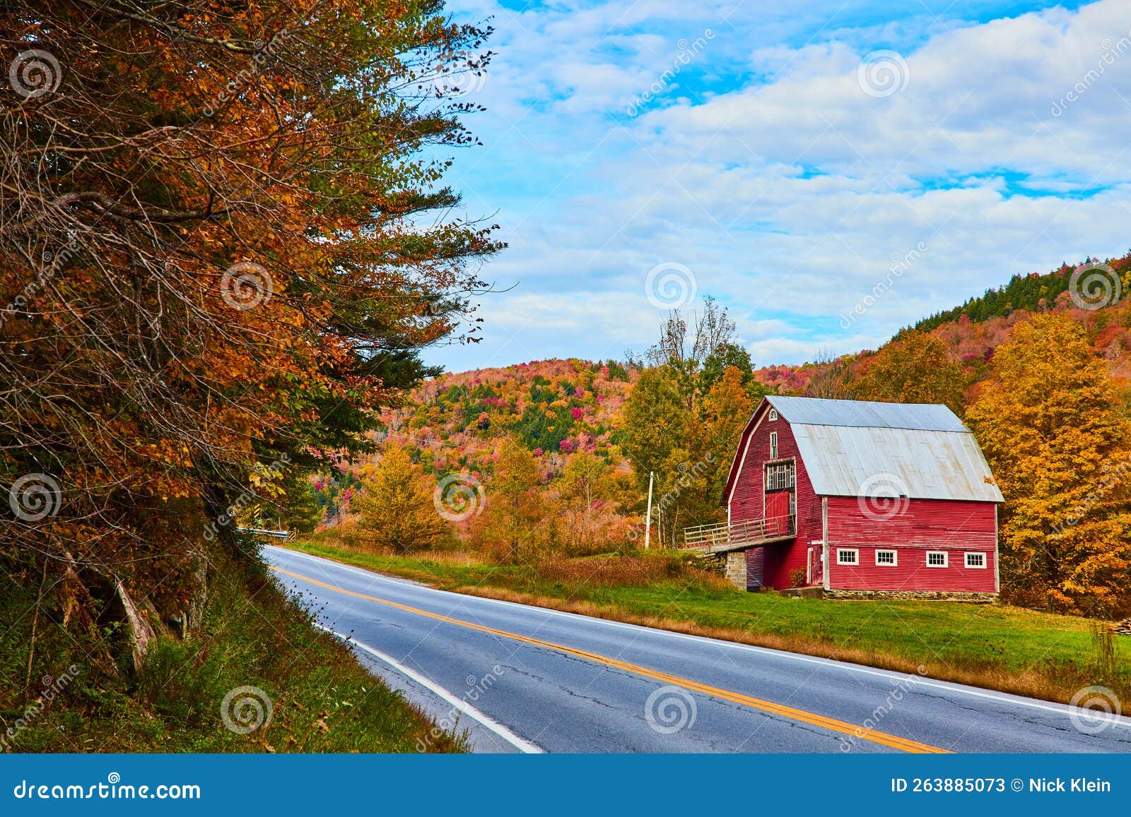Red Barn Alongside Vermont Roads in Peak Fall Stock Image - Image of ...
