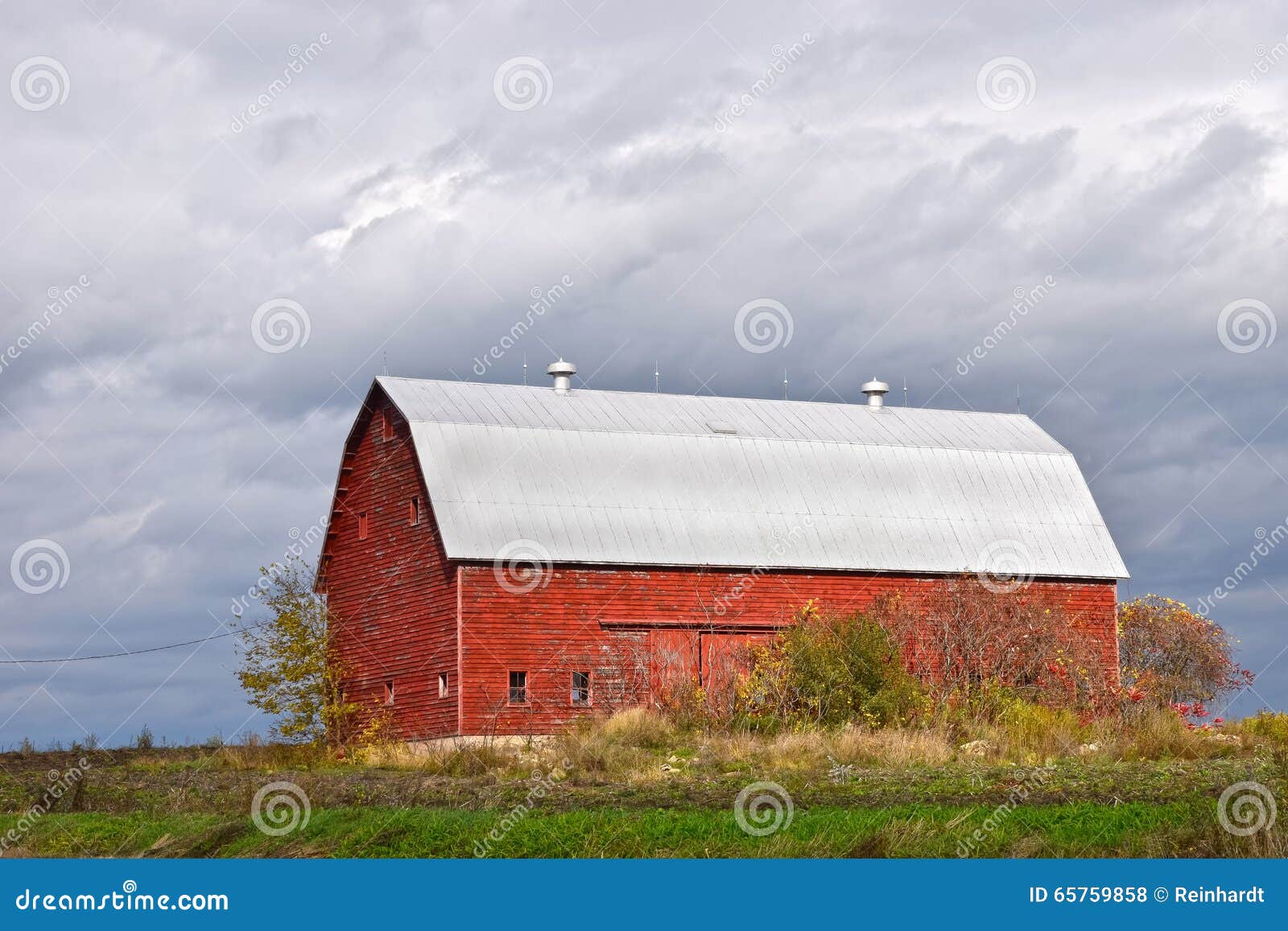Red Barn, American Countryside Stock Photo - Image of green, rural ...