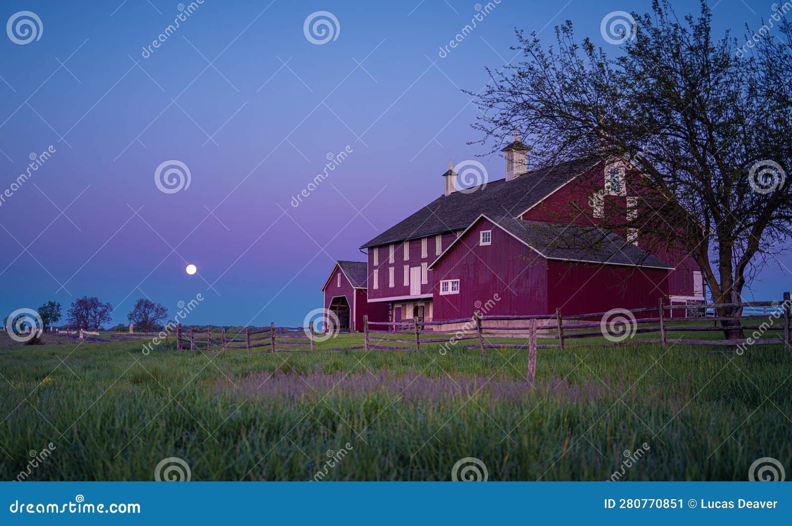 Red Barn at Codori Farm in Gettysburg the Moon Sets the Purple Morning ...