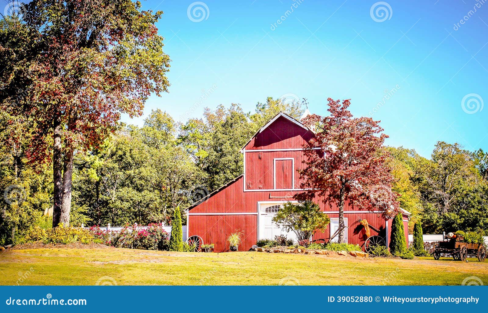 Red barn in fall stock photo. Image of color, barn, nature - 39052880