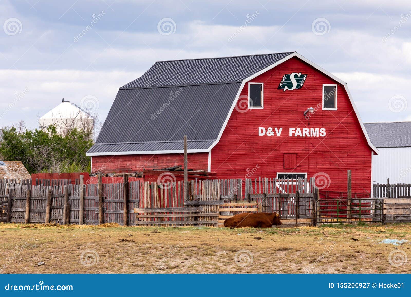 Red Barn and Farm in Canada Editorial Photography - Image of farm, barn ...