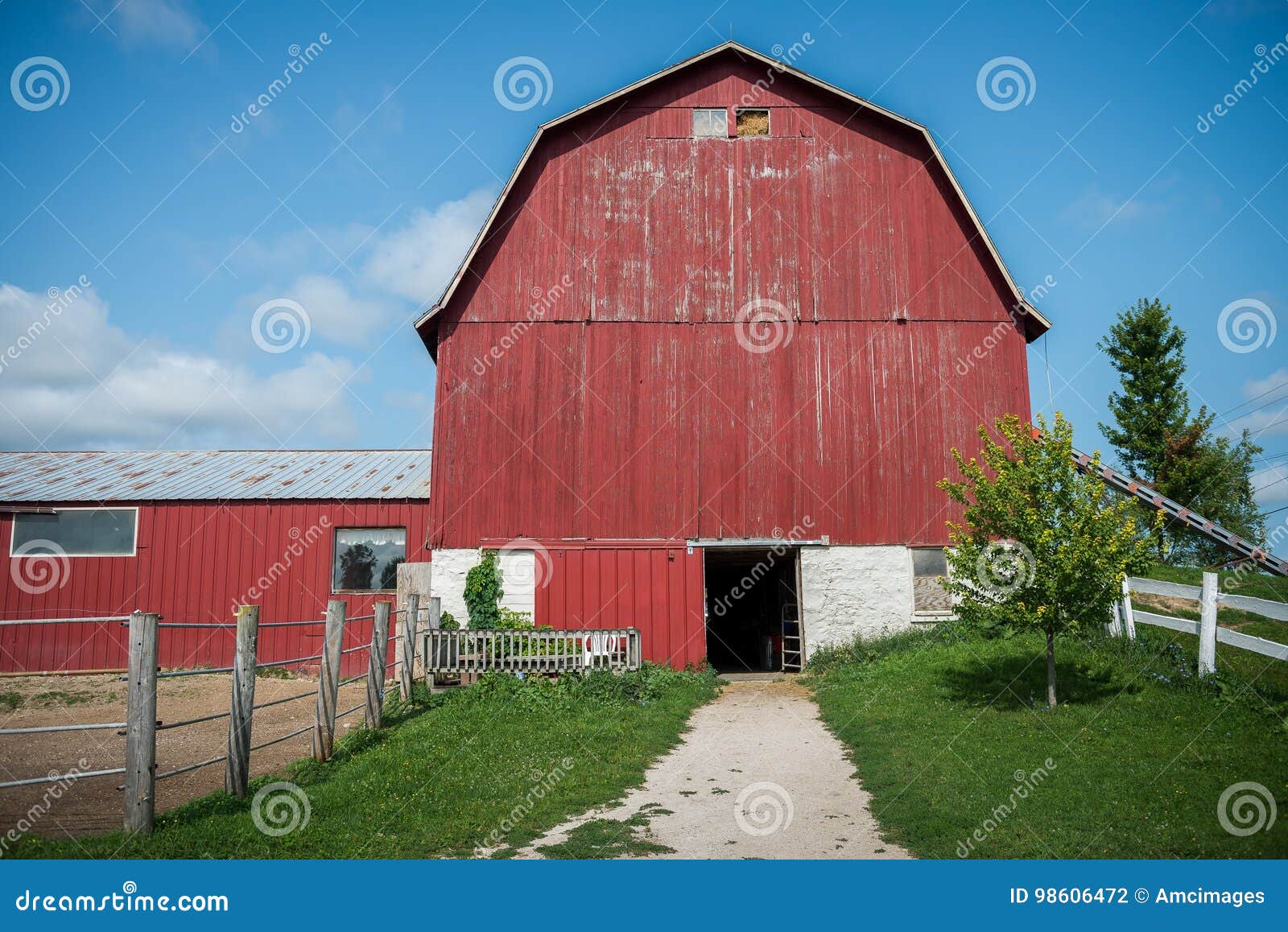 Red Barn at a Farm in Wisconsin Stock Photo - Image of barn, bright ...