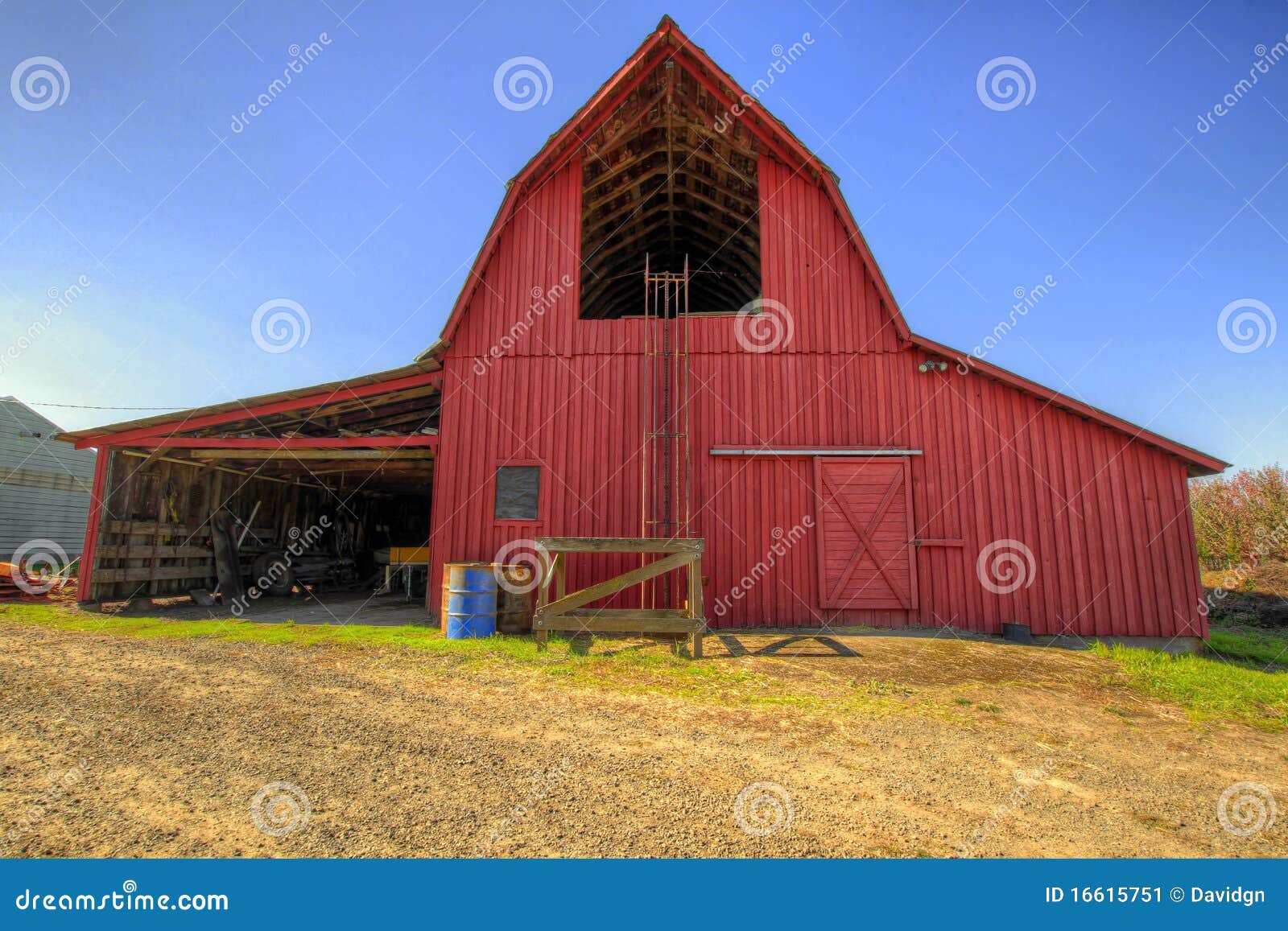 Red Barn in Oregon Farmland Stock Image - Image of animal, feed: 16615751