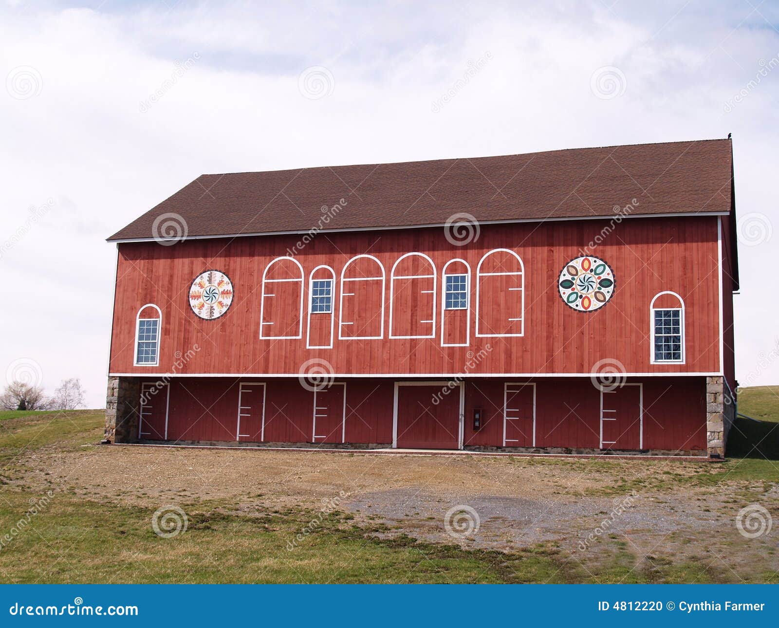 Red Barn with Pennsylvania Dutch Hex Sign Stock Photo - Image of dutch ...