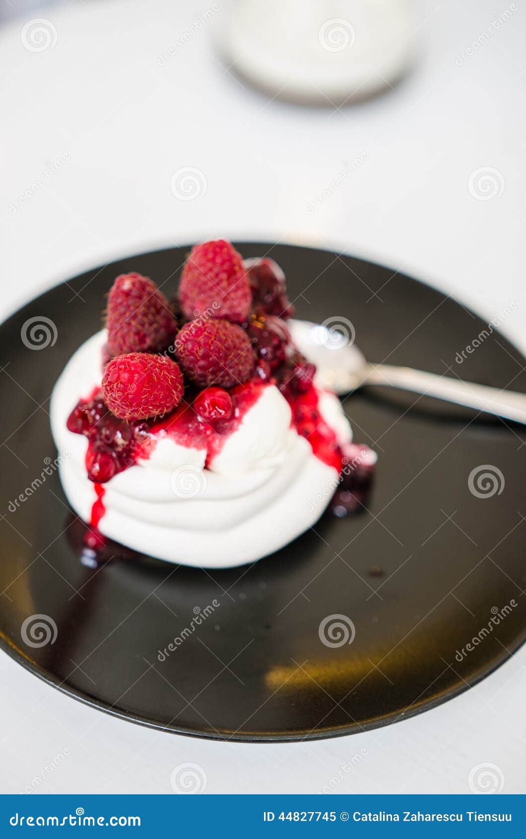 Red berries pavlova stock image. Image of spoon, plate - 44827745