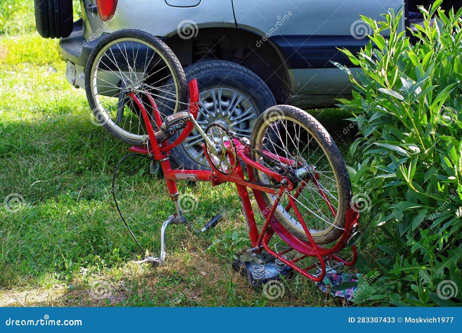 Red Bike Stands Upside Down Stock Image - Image of street, wheel: 283307433