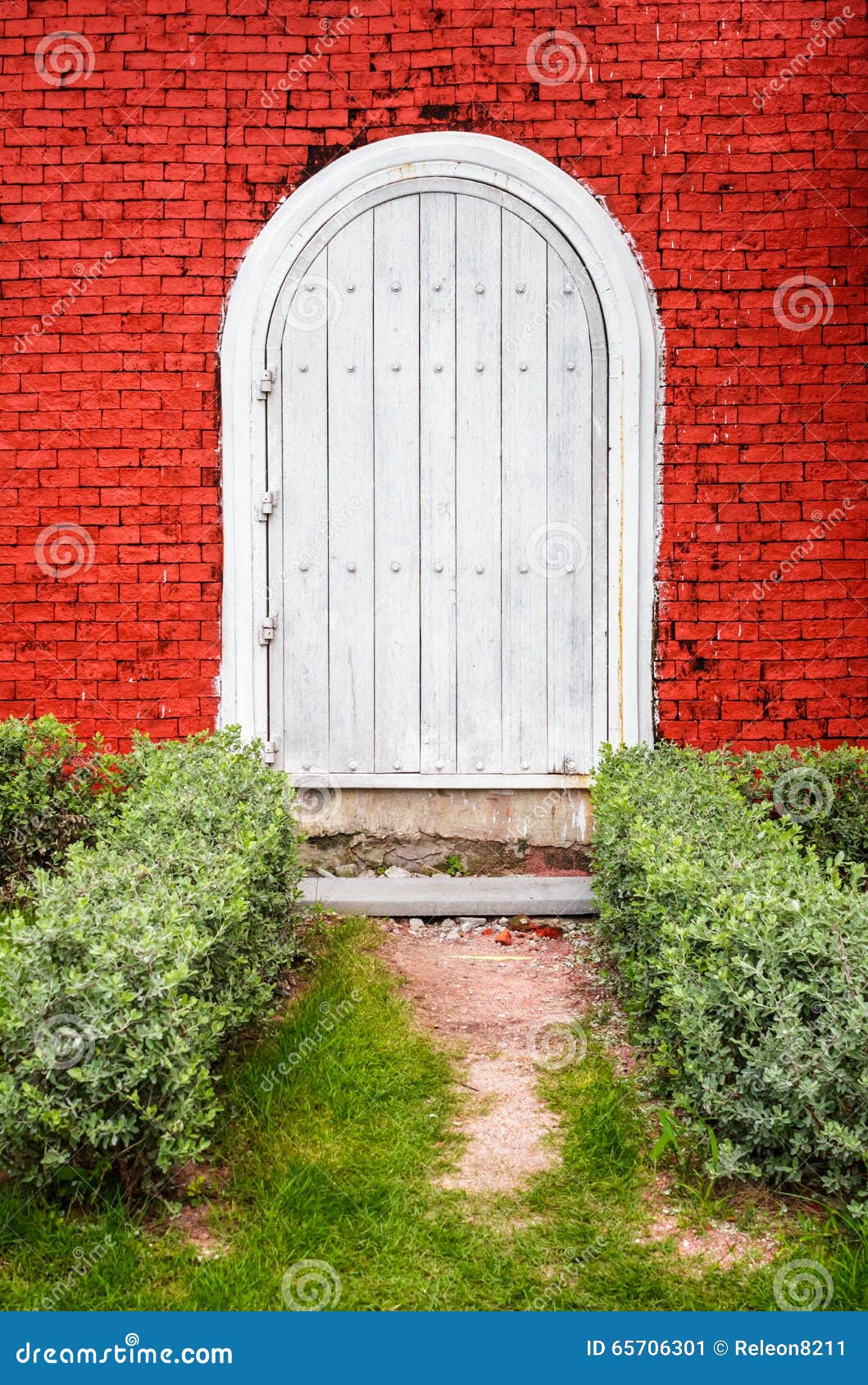 Brick Gate Posts And Tree Lined Lane Into An Estate In The Historic ...