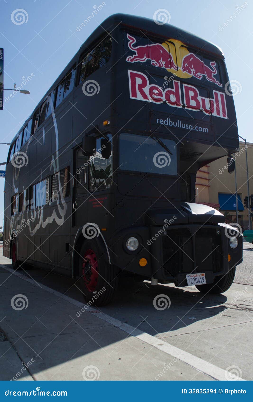 Red Bull-Bus Auf Straße in Long Beach Redaktionelles Stockbild - Bild ...