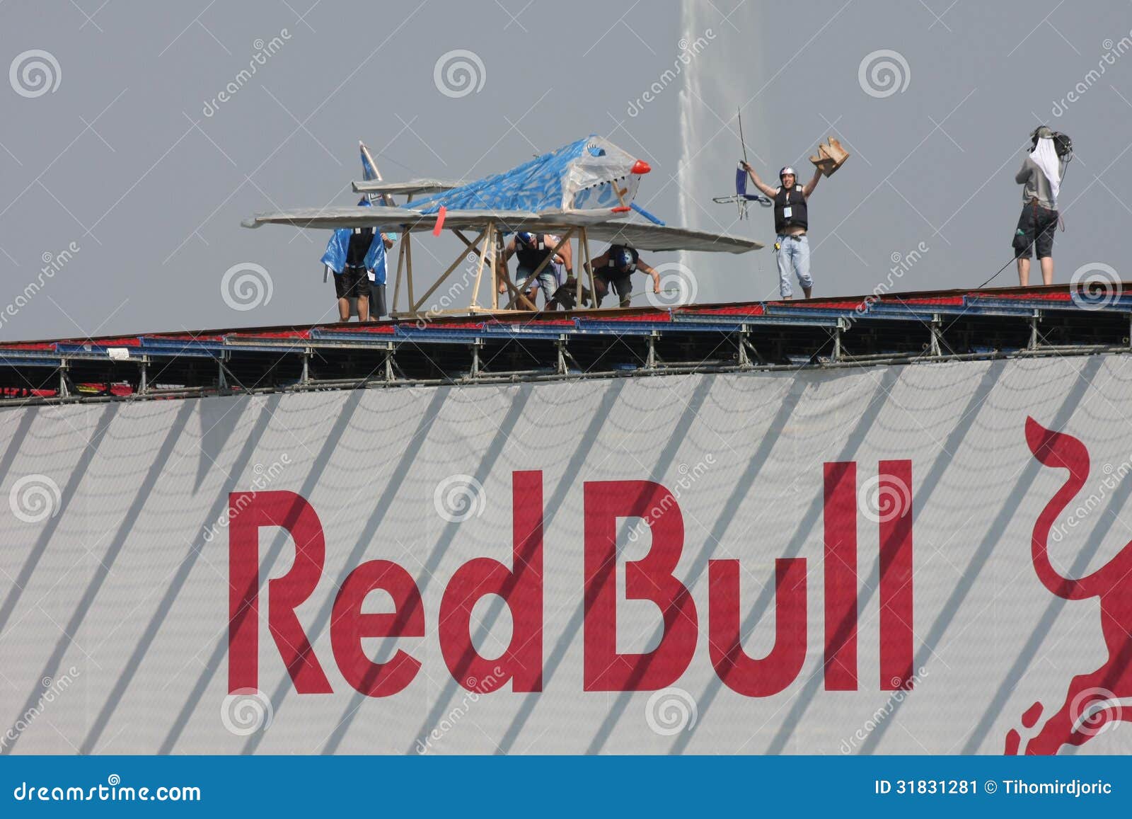 Red Bull Flugtag photo éditorial. Image du équipe, mouche - 31831281