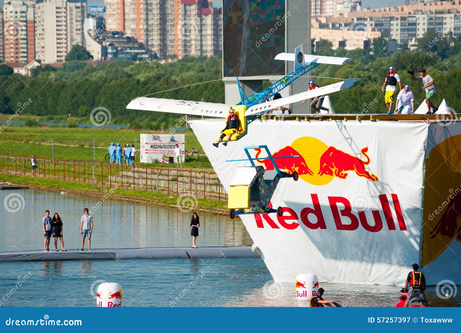 Red Bull Flugtag 2015 redaktionelles stockfotografie. Bild von spiel ...