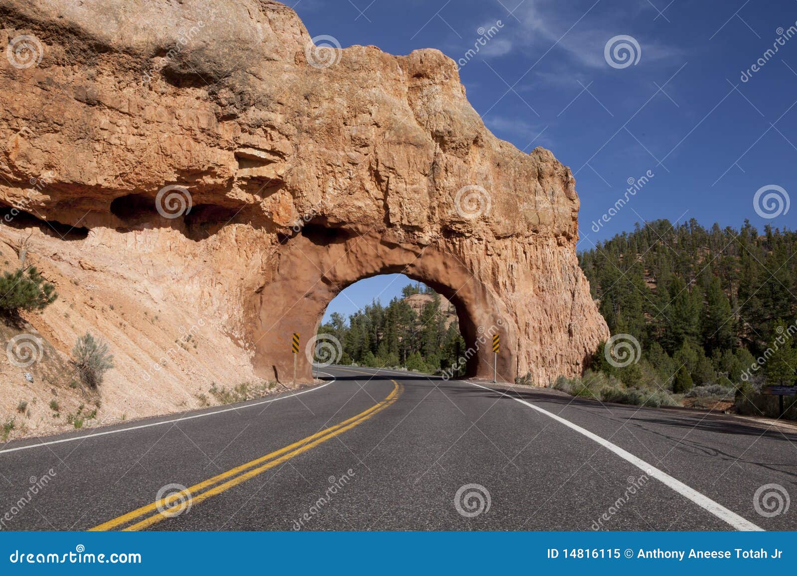 Red Canyon Roadway Arch stock image. Image of mountain - 14816115