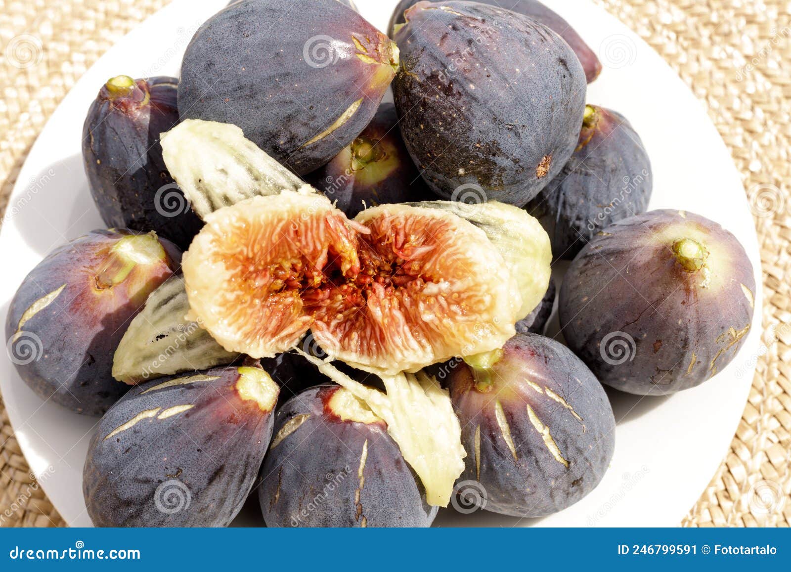 Red Core of a Black Fig Top View Stock Image - Image of primavera, view ...