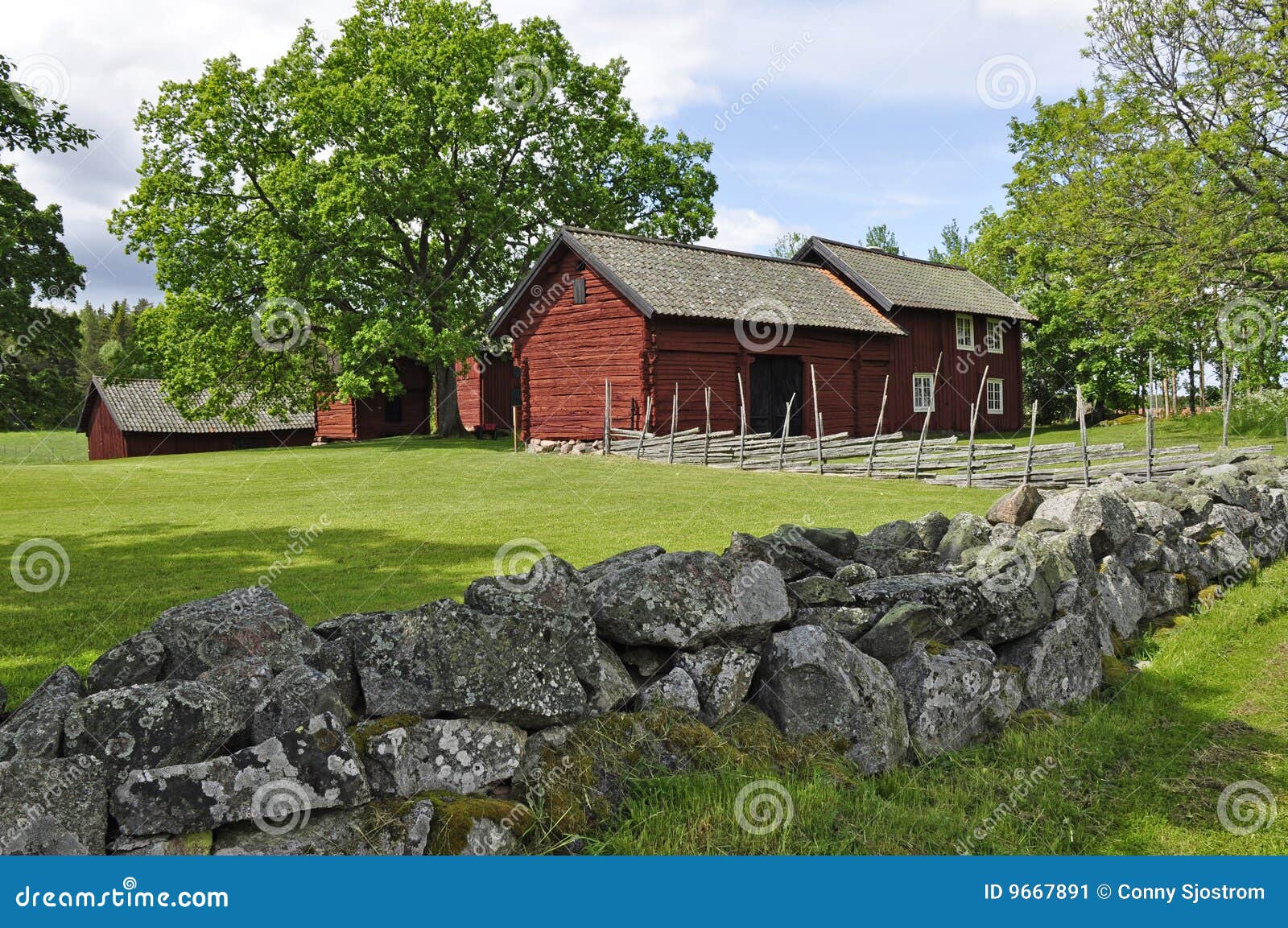 Red cottage stock image. Image of entry, abode, bungalow - 9667891