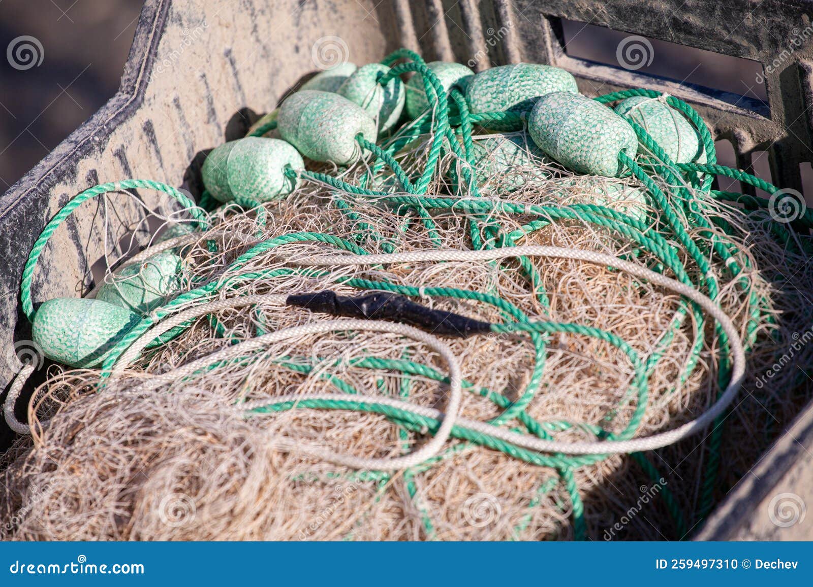 Red De Pesca Con Flotas Verdes Foto de archivo - Imagen de cuerda ...