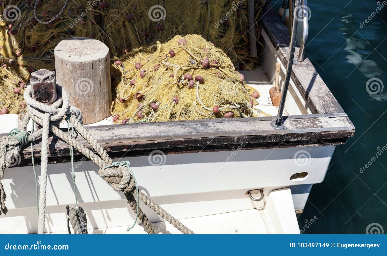 Red De Pesca Puesta En Barco De Madera Imagen de archivo - Imagen de ...