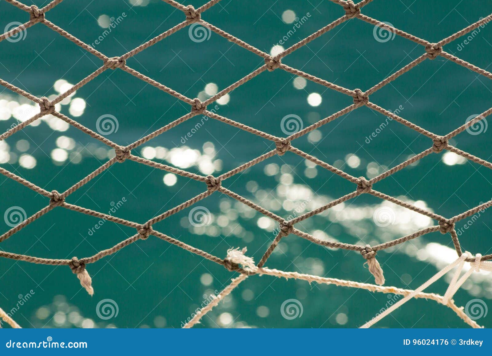 RED DEL MAR CON EL MAR EN EL FONDO Foto de archivo - Imagen de costa ...
